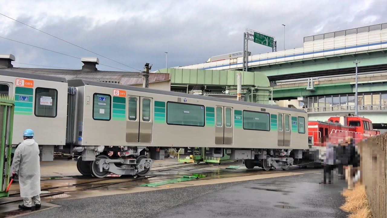 横浜市交通局10000形(10111F)×2両出場 2023.2.10 - YouTube