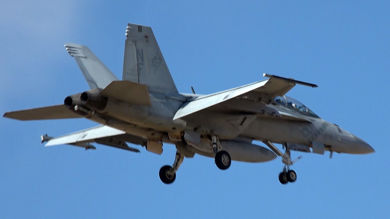 F/A-18F VFA-102 Diamondbacks(NF111) NAF Atsugi January 23, 2017 - YouTube