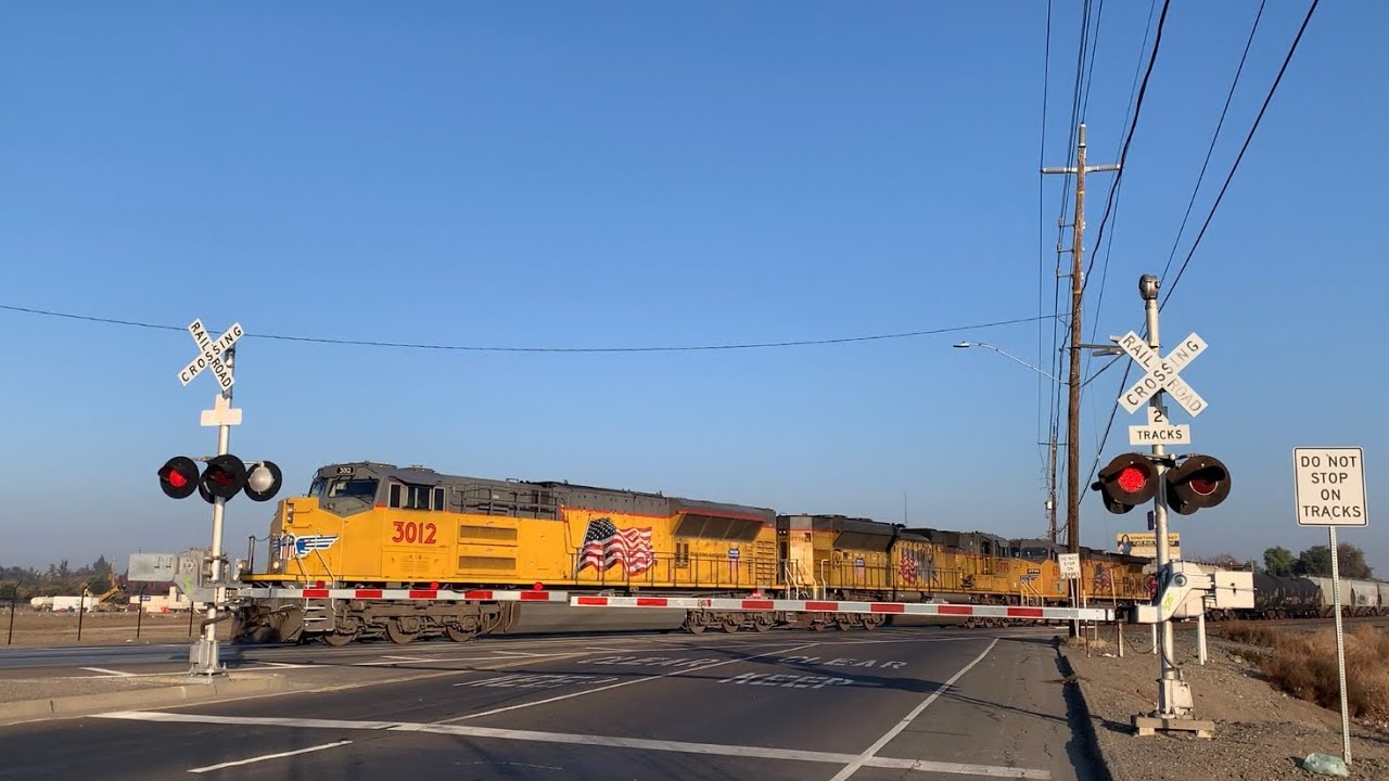 UP 3012 Manifest Freight Train South - West Lane Railroad Crossing, Stockton CA - YouTube