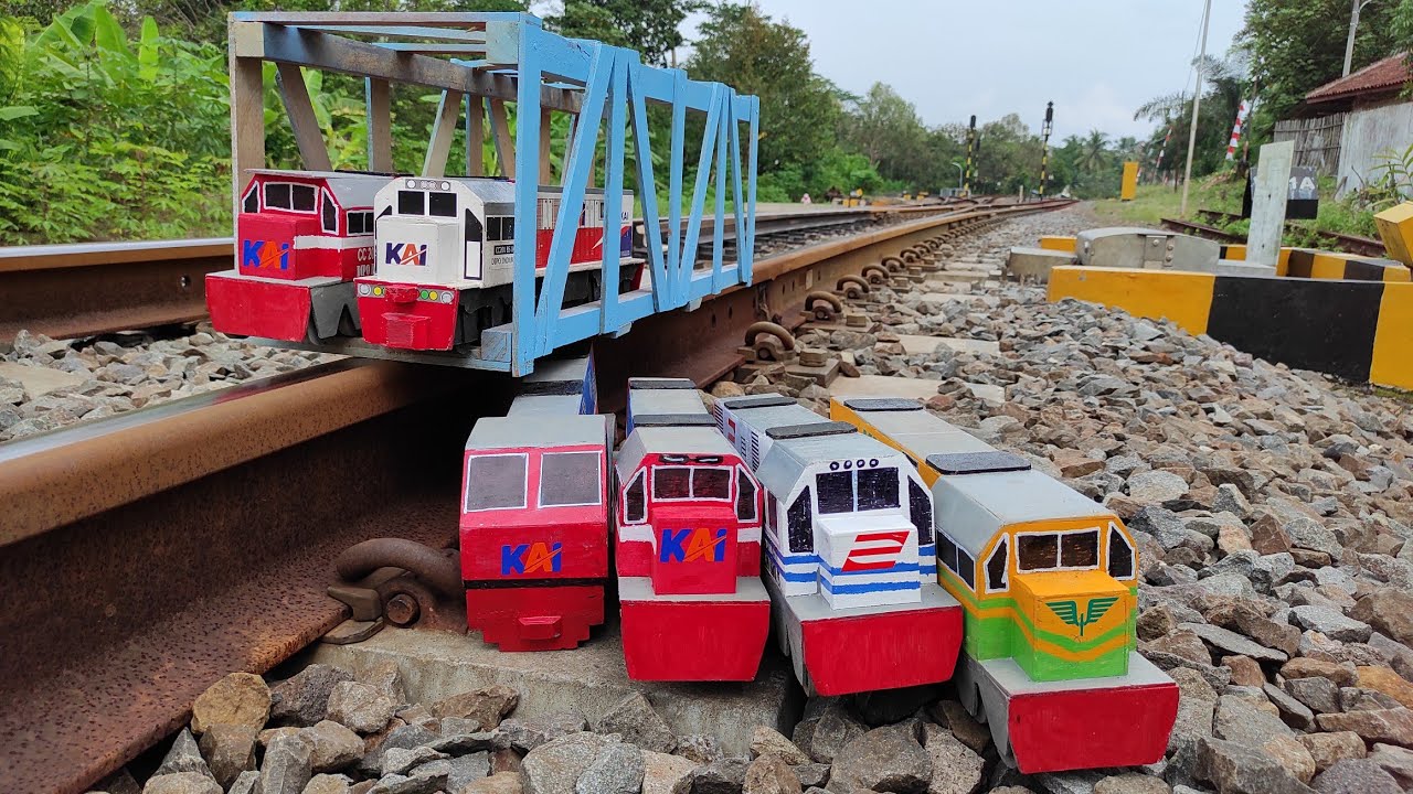 Kereta Api Kayu Lokomotif Cc201 Perumka Dan Cc205 Berkumpul Melewati ...