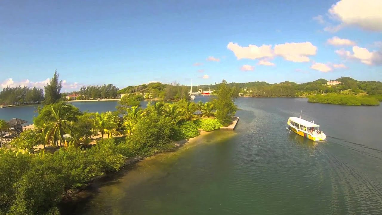 Coco View Resort dive boats depart - YouTube