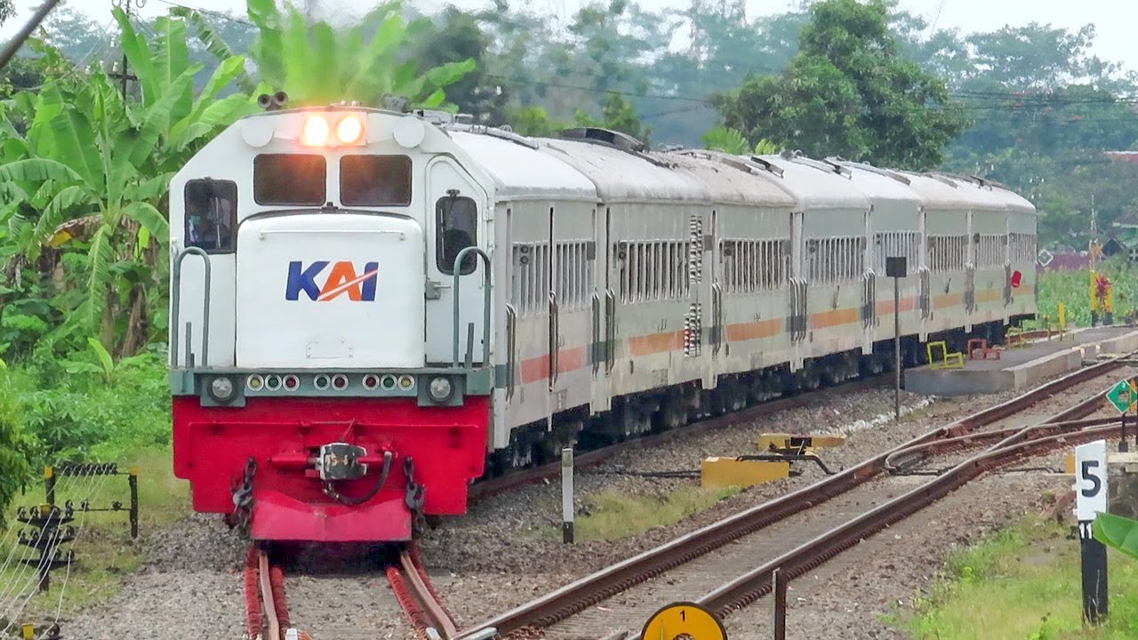 KOMPILASI VIDEO KERETA API BERANGKAT DARI STASIUN !! - YouTube