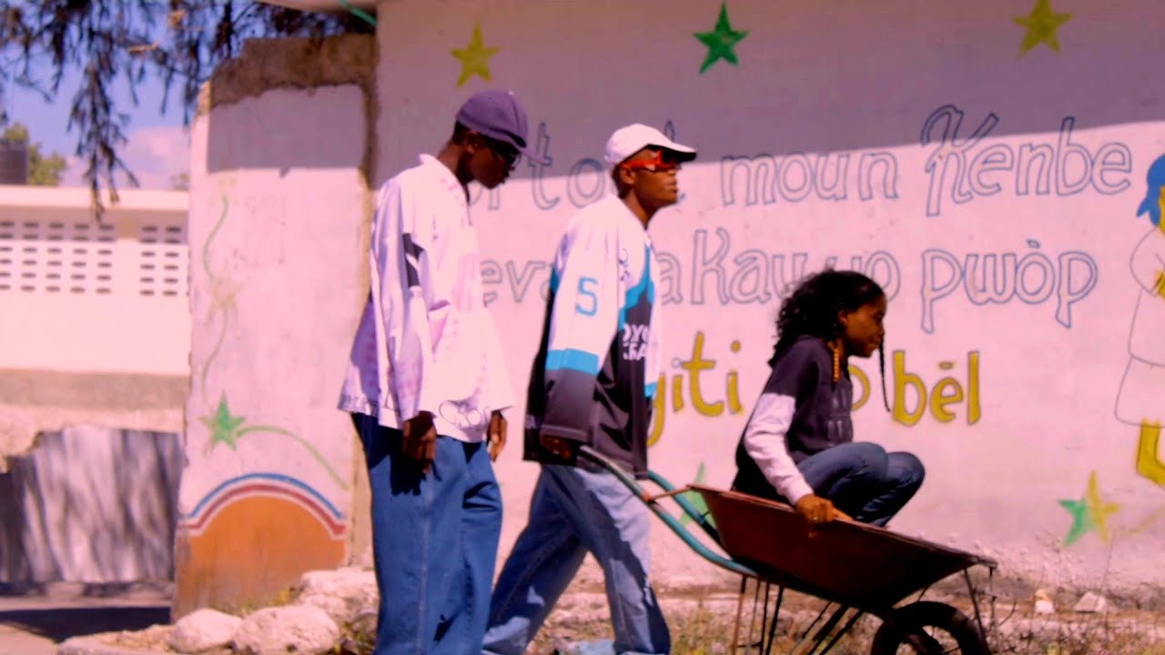 Tog chov yo al mete Shella nan plane pou yo ka bay menaj yo chocolat ...