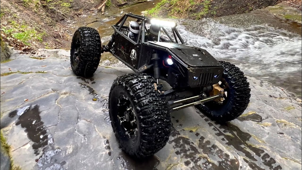 Axial Capra UTB18 ( cliff side crawl ) - YouTube