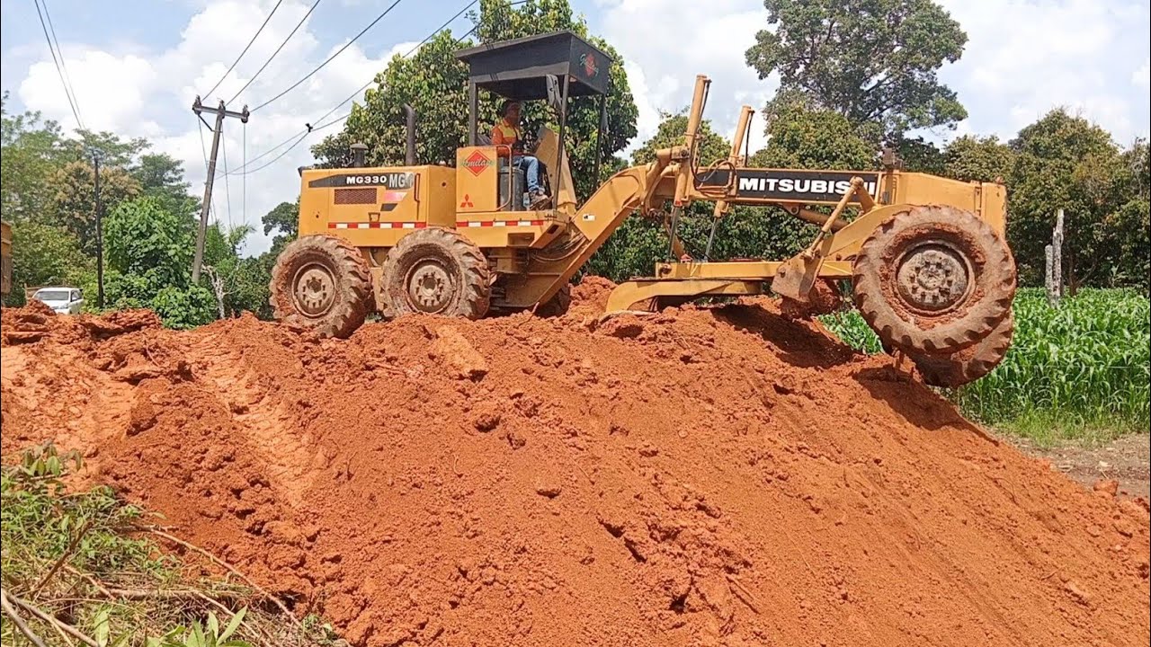 How to Spread Soil On a New Road Fill Using a Motor Grader - YouTube