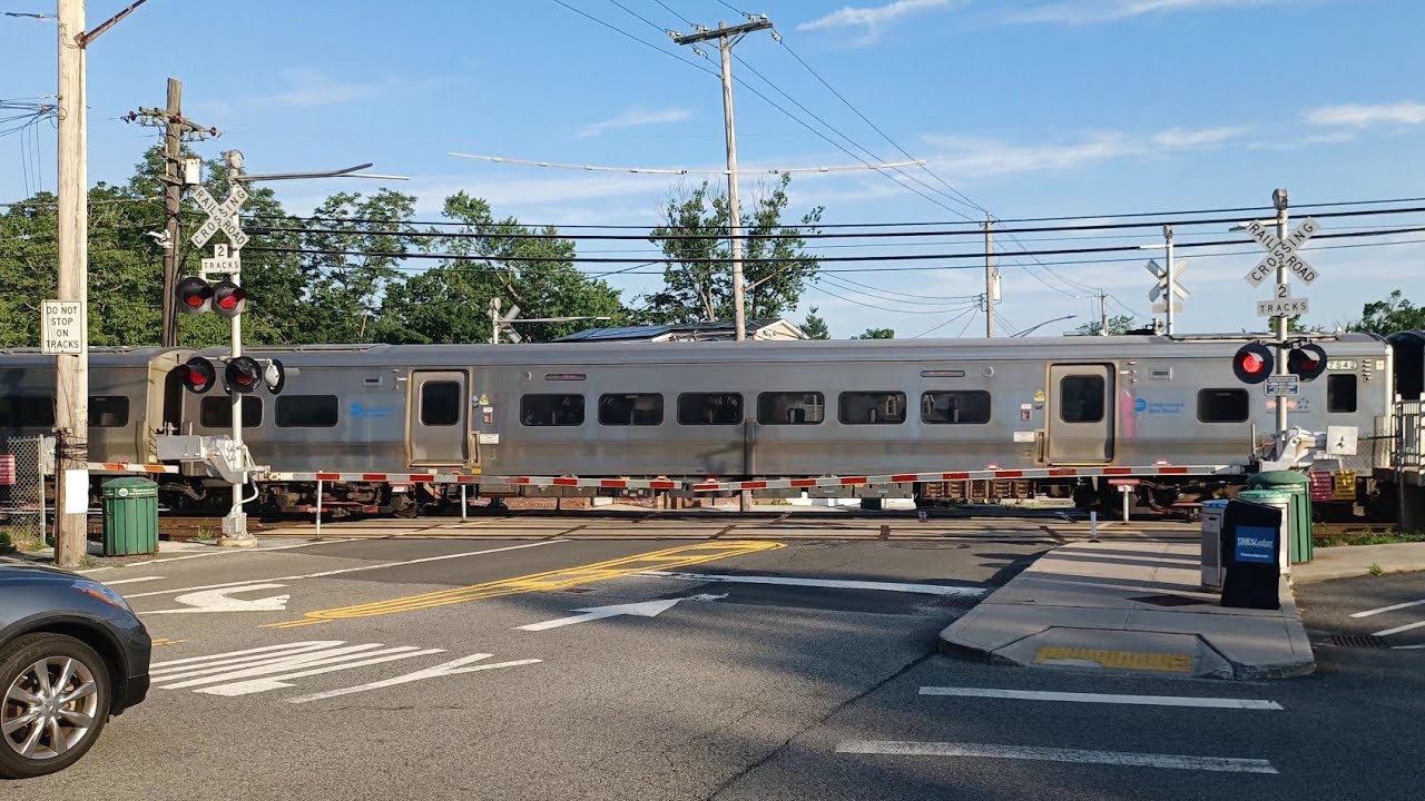 (Quiet Zone LIRR Crossing) LIRR M7 at Little Neck Pkwy Railroad ...