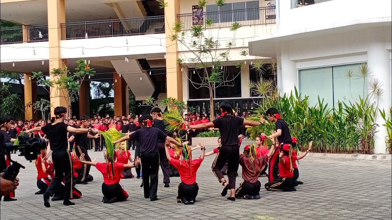 Tari Rentak Bulian, Talang Mamak, Riau oleh Sekolah Darma Yudha - YouTube