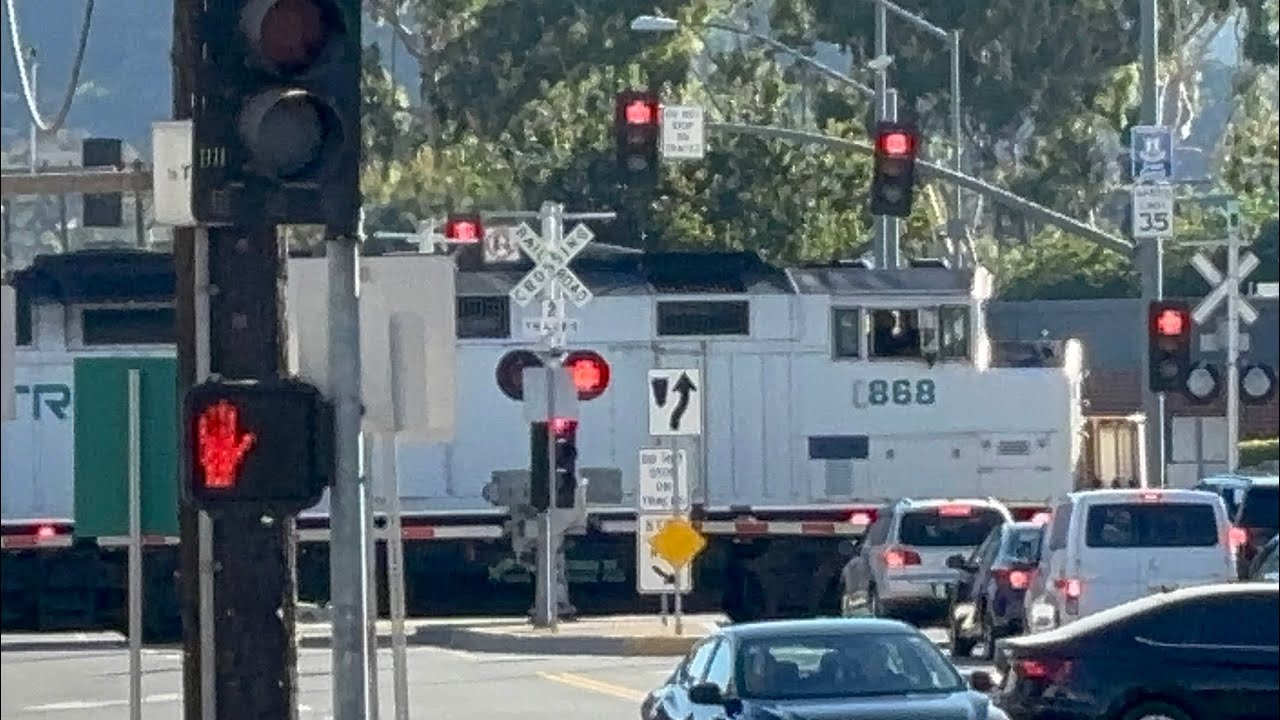 9-6-25 Metrolink Vc line 1165 to east Ventura with f59PHR 868 - YouTube