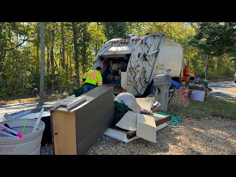 1990’s Mack Garbage Truck VS Big BULK Piles