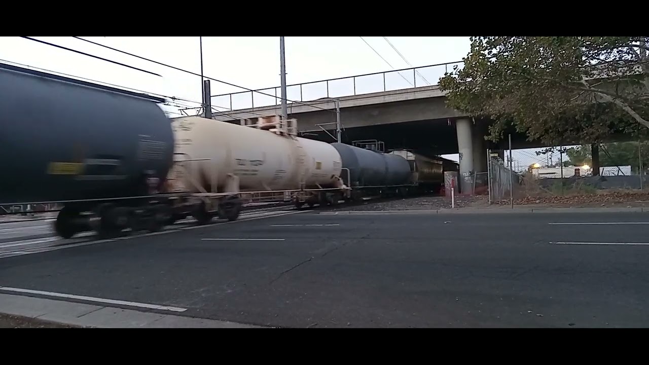BNSF 8187 South w/Good Crew @ Sacramento CA 10/17/2022 - YouTube