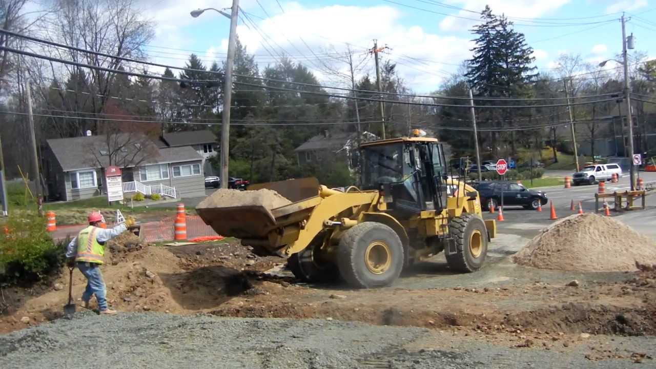 Cat 950H Filling Trench - YouTube