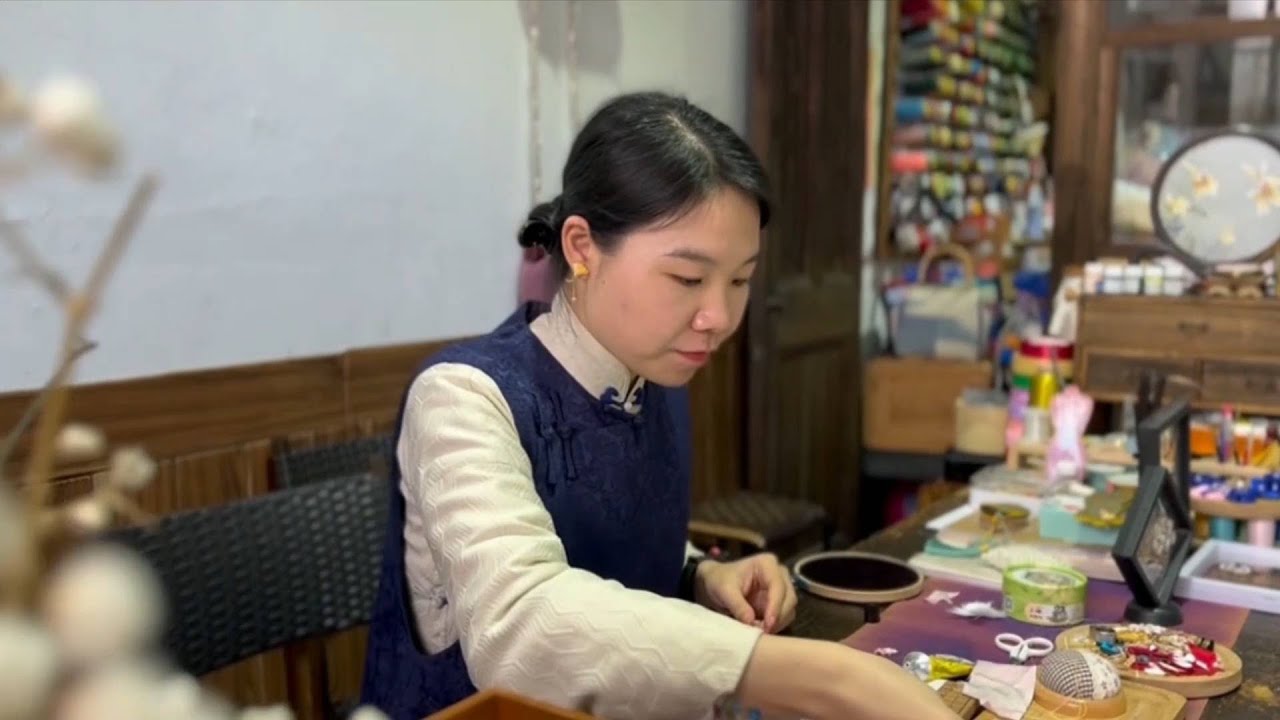 Chinese artist enjoys making traditional knot buttons - YouTube