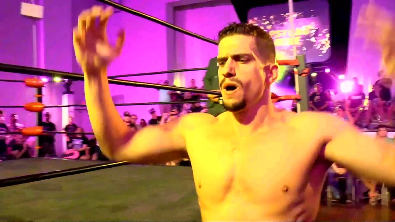 Psycho Mike Entrance in Smash Wrestling - YouTube