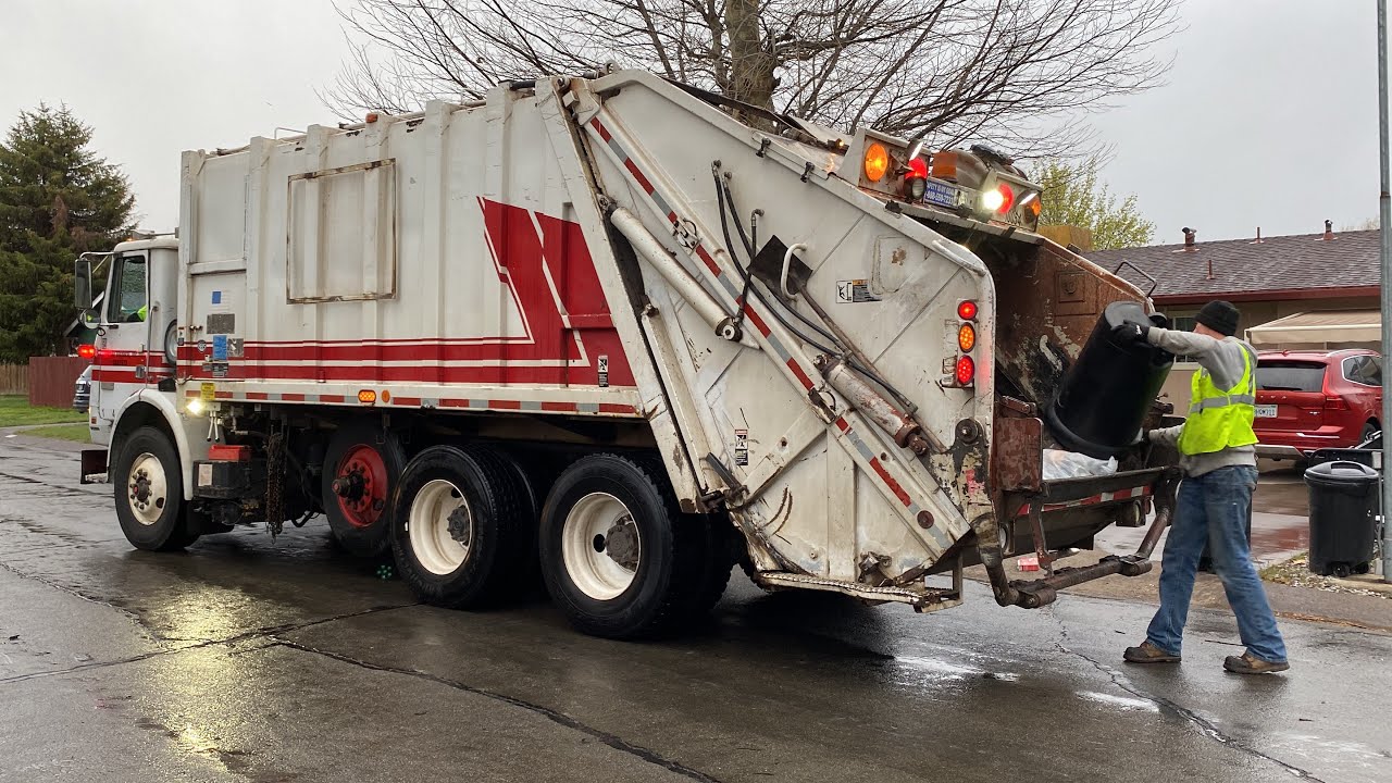 Burney Disposal Volvo WX42 Leach 2Rll - YouTube