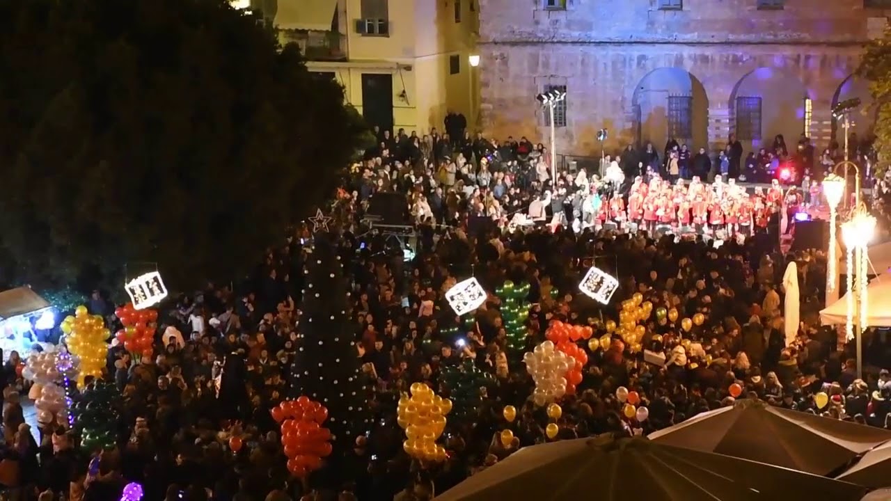Αναψε το Χριστουγεννιάτικο δέντρο στη πλατεία Συντάγματος Στο Ναύπλιο ...