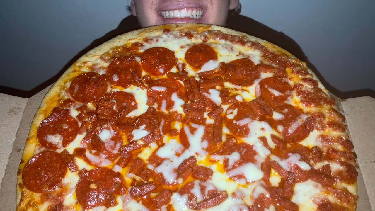 7-Eleven pepperoni pizza REVIEW asmr mukbang 먹방 - YouTube