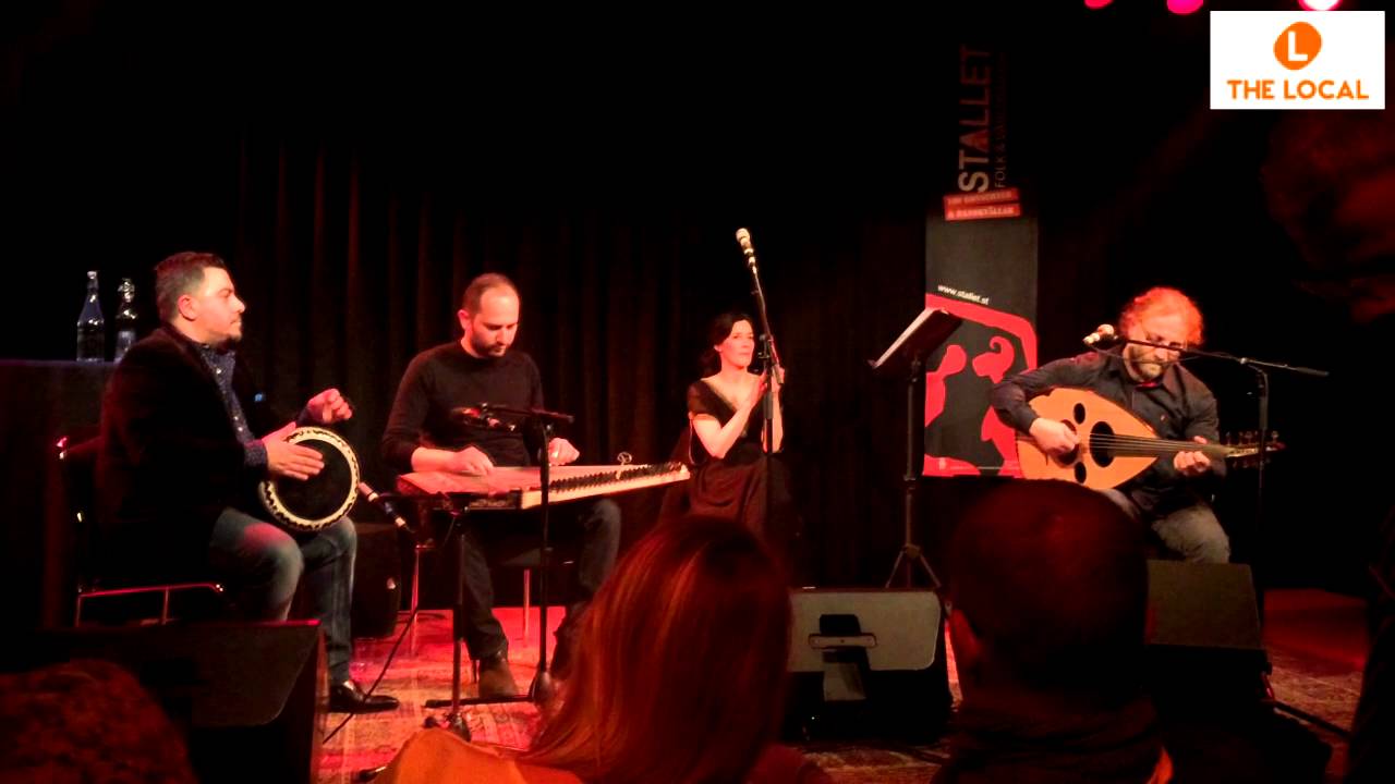 Mousa Elias playing with his band a classic Arabic music. - YouTube