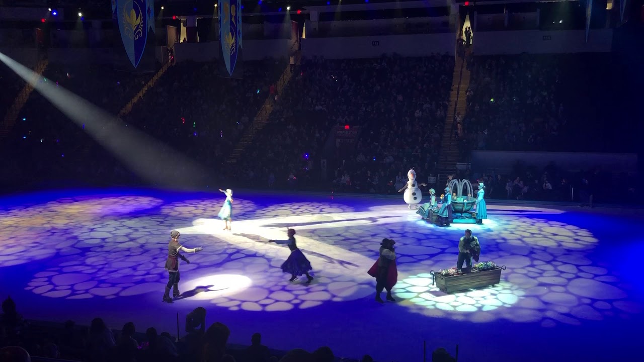 Disney on Ice - Anna saves Elsa, happy ending - Frozen - Anna and Elsa ...