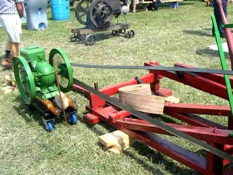 1929 1 1/2hp John Deere E on the drag saw (1).avi - YouTube