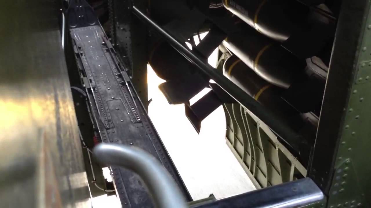 B-17 bomb bay doors open - YouTube