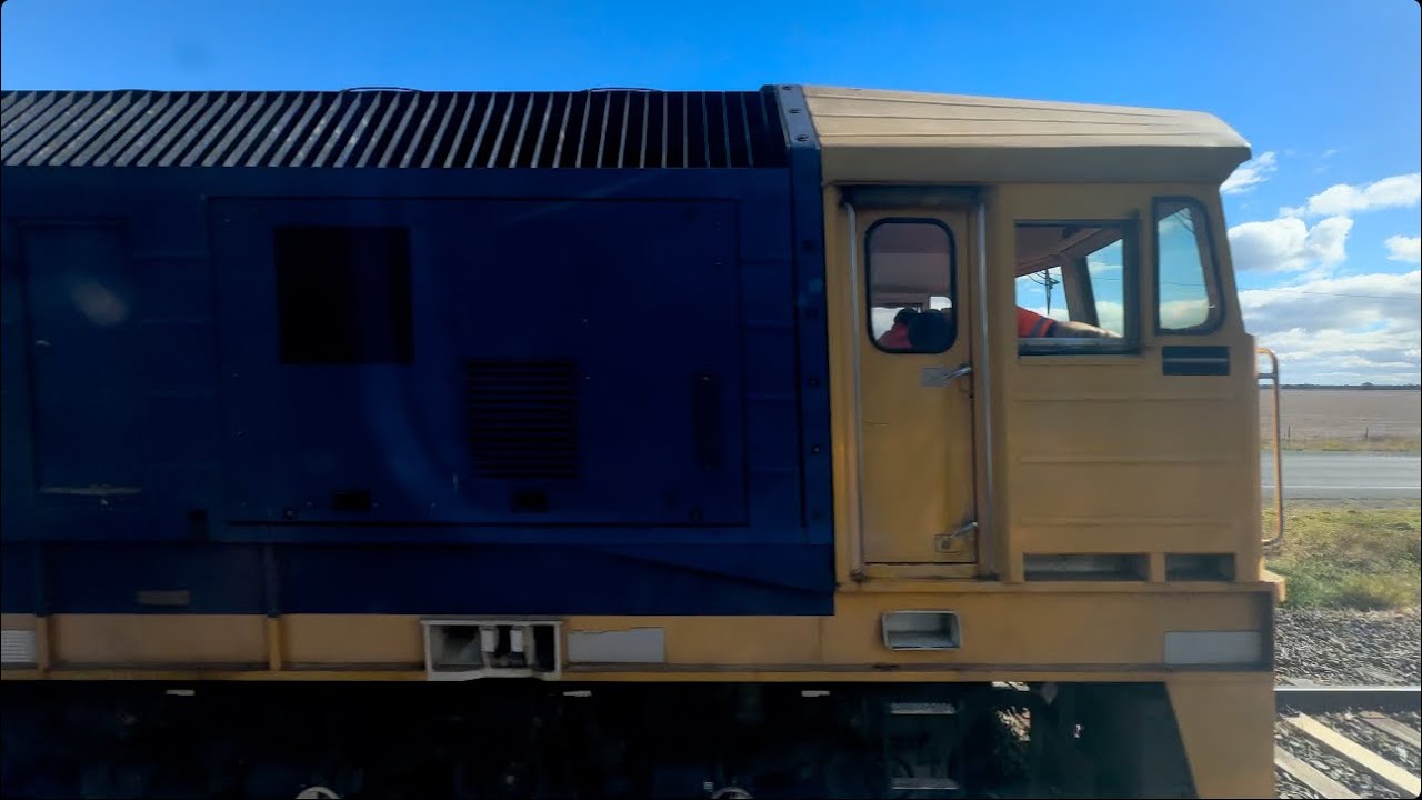 #8152 runs D721V past Pimpinio - Shot From #5MA8 - YouTube