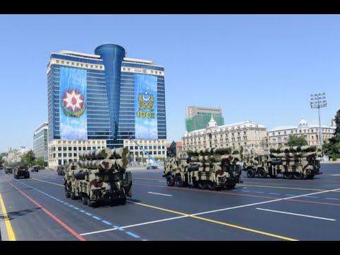 AZƏRBAYCAN ORDUSU BAKI KÜÇƏLƏRİNDƏ: ŞƏHİDLƏR ÖLMƏZ, VƏTƏN BÖLÜNMƏZ (MÖHTƏŞƏM KEÇİD)