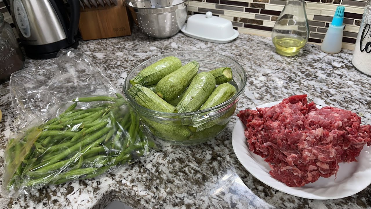 A preparar una buena caserolada de carne con calabacitas tiernas y ...