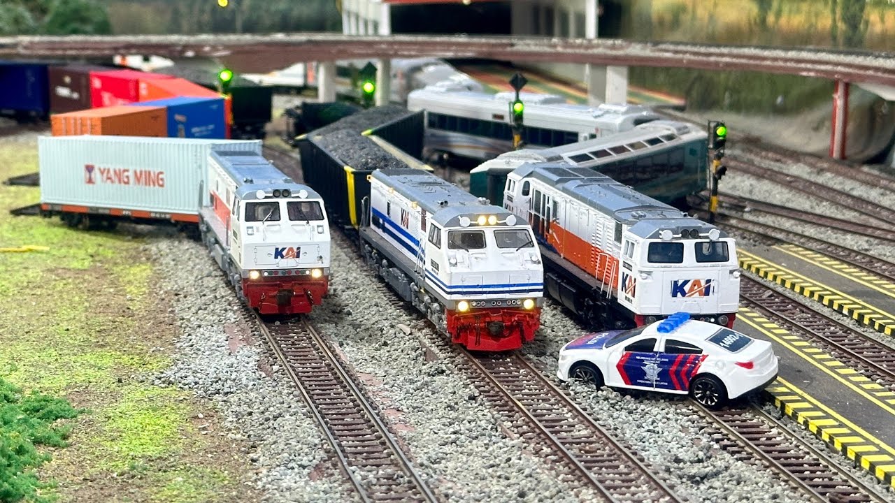 Kereta api panjang CC206,CC203&CC204 anjlok Menabrak Mobilpolisi hingga ...