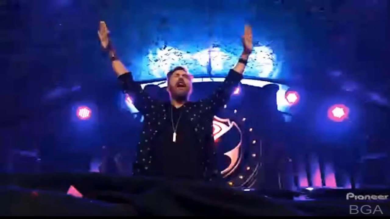David Guetta plays an amazing song for the first time live - YouTube