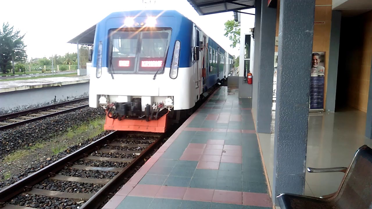 Kereta api Aceh lintas krunggekuh bungkaih krungmane - YouTube