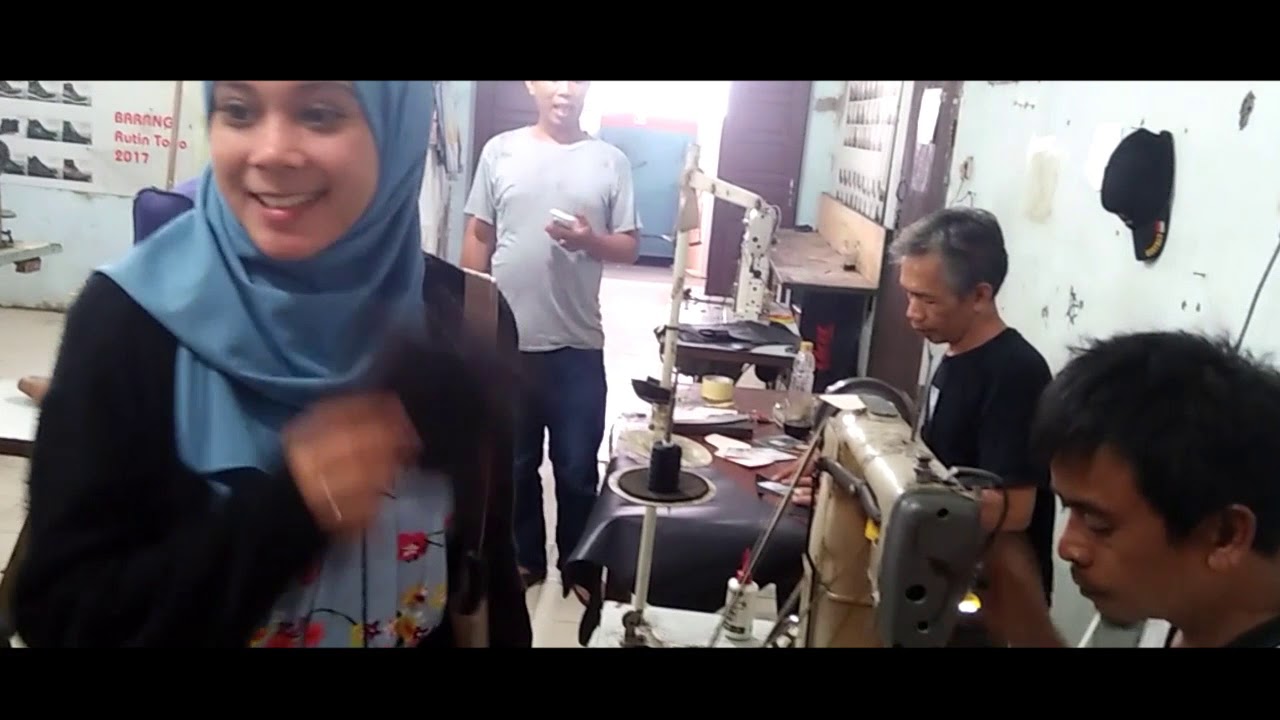 Proses Pembuatan Sepatu Cibaduyut Bandung - YouTube