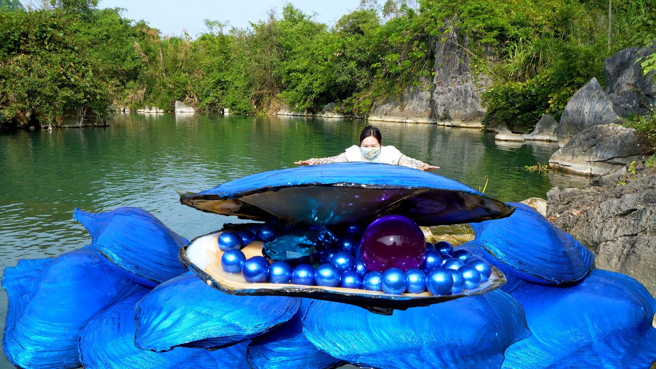 🎁🎁The freshwater giant blue clam, filled with precious blue pearls, has ...