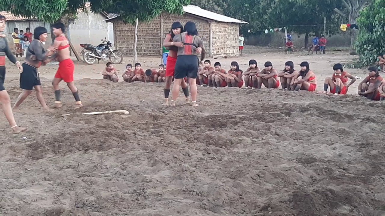 Mulheres xavante (Luta corporal) - YouTube