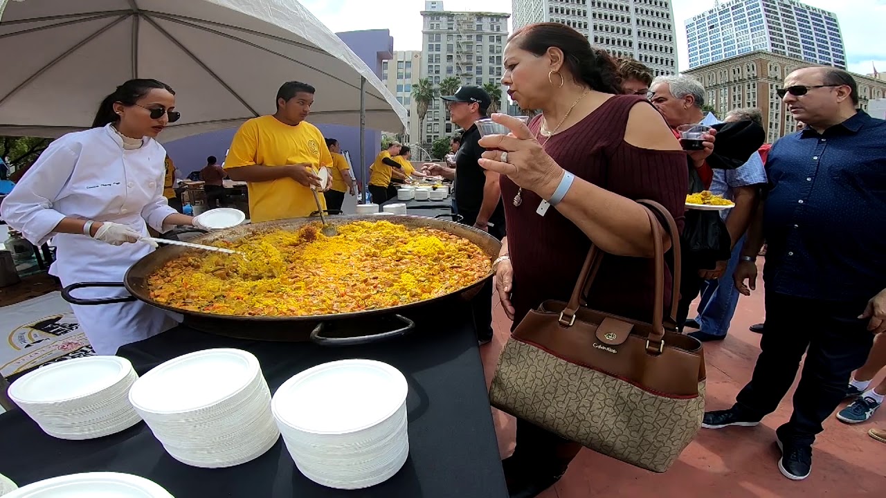Paella Fest Goes Big with Single Dish that Feeds 3,000 - YouTube