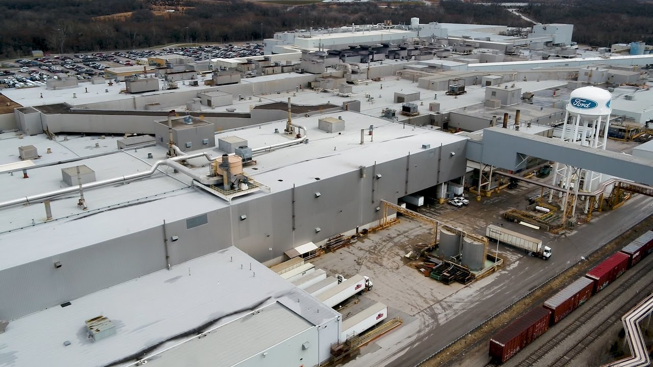 Auto workers worry as plants shut down for coronavirus - YouTube