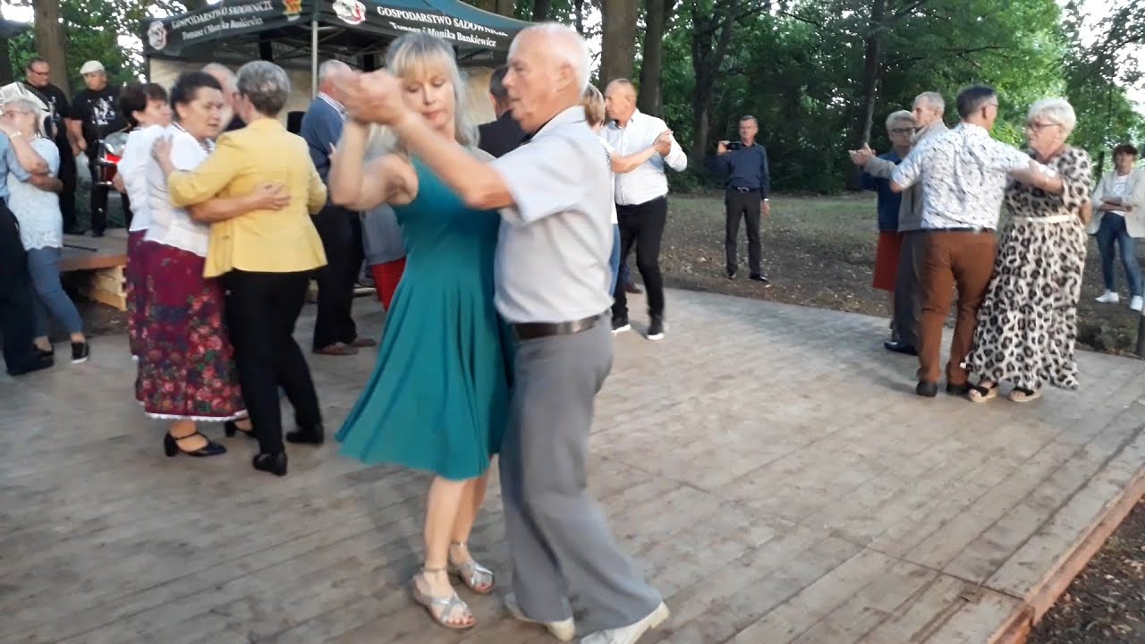 Subtelna i urokliwa tancerka z ładnie prowadzącym partnerem - YouTube