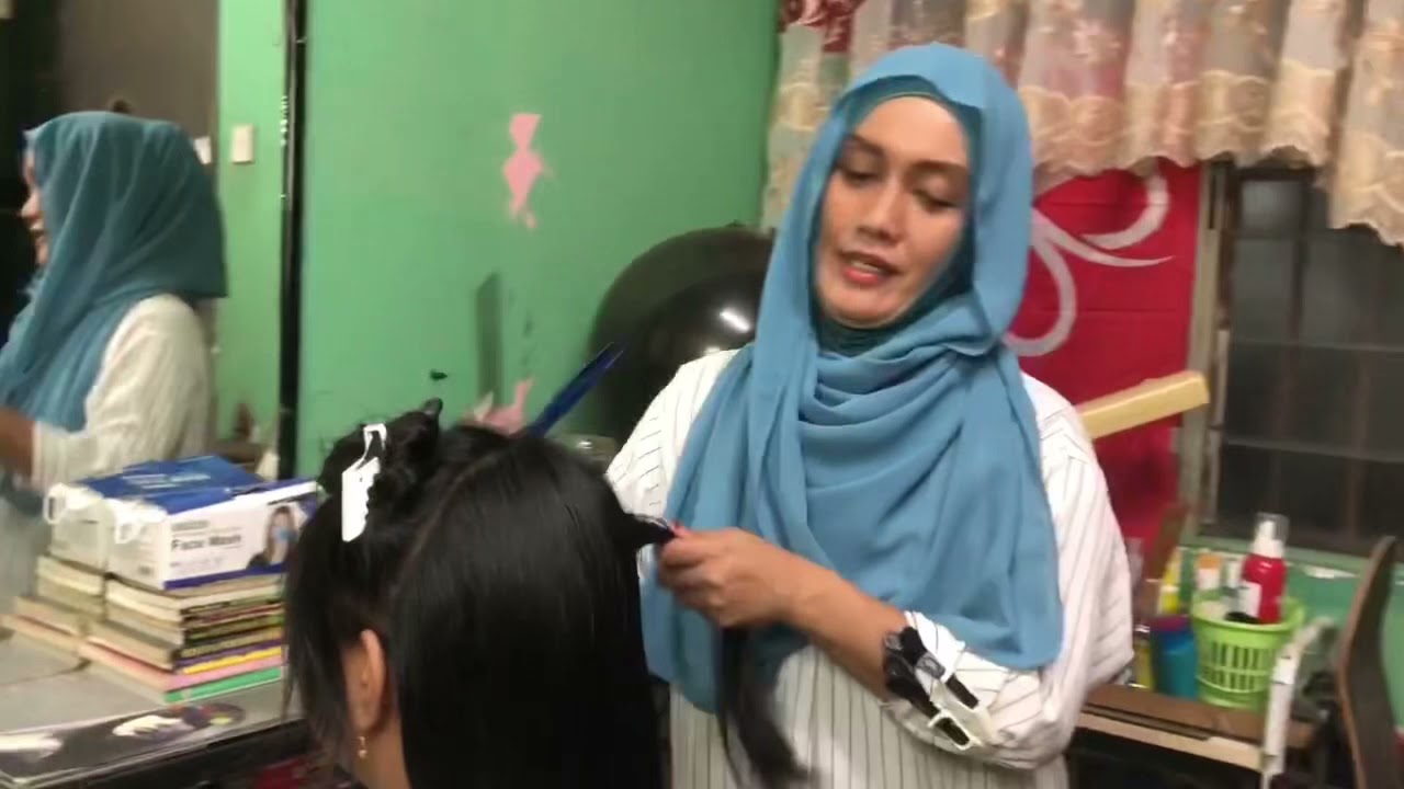 TUTORIAL BASIC MENGGUNTING RAMBUT PEREMPUAN - YouTube