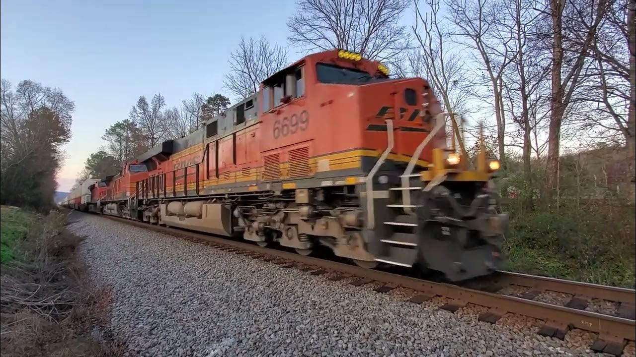 BNSF 6699 struggles up the grade with the southbound Intermodal - YouTube
