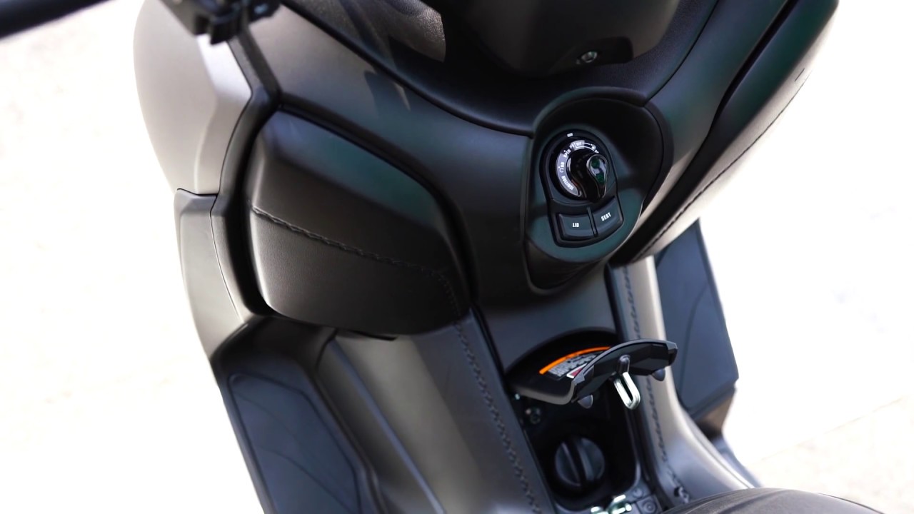 2017 YAMAHA XMAX 300 Smart Key 智慧免鑰匙鎖頭操控簡單解說 【Mobile01小惡魔機車同好會】 - YouTube