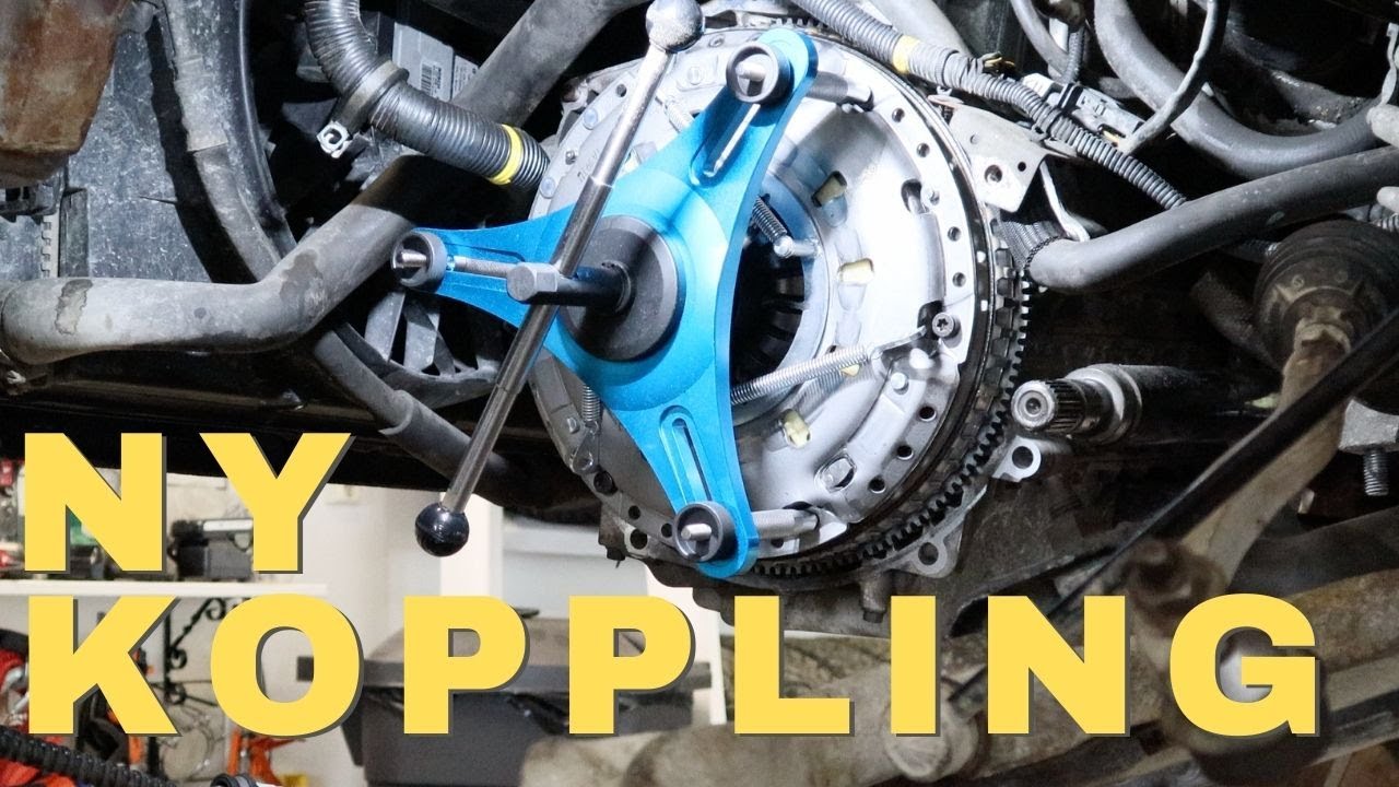 Den nya kopplingen sätts på plats. Kopplingsbyte Volvo S60 - Del 4 av 4 ...