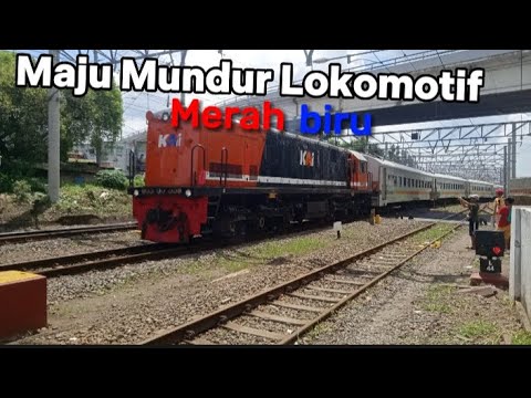 Lokomotif merah biru perumka maju mundur di stasiun Lempuyangan ...