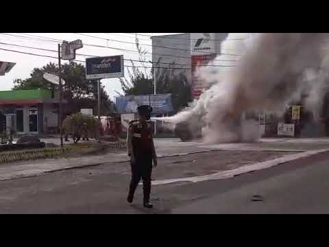 Mobil Pengunjal Bensin Terbakar di SPBU Padang Jati