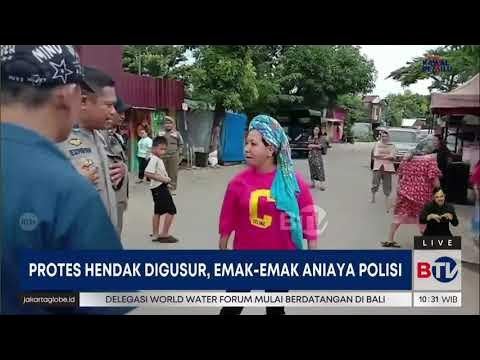 Tak Terima Lapak Ditertibkan, Emak-Emak di Makassar Ngamuk dan Pukul Polisi I Beritasatu - YouTube