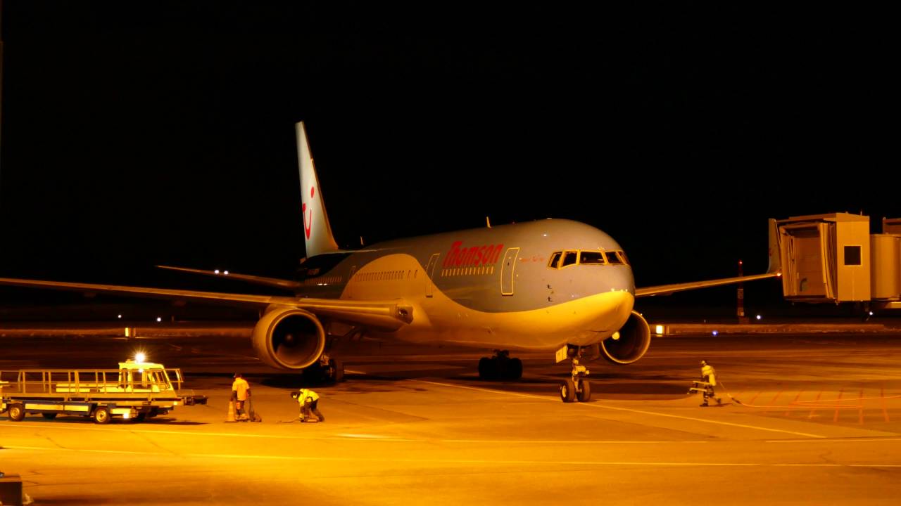 4K - Thomson 767 gate arrival at Oulu EFOU - YouTube