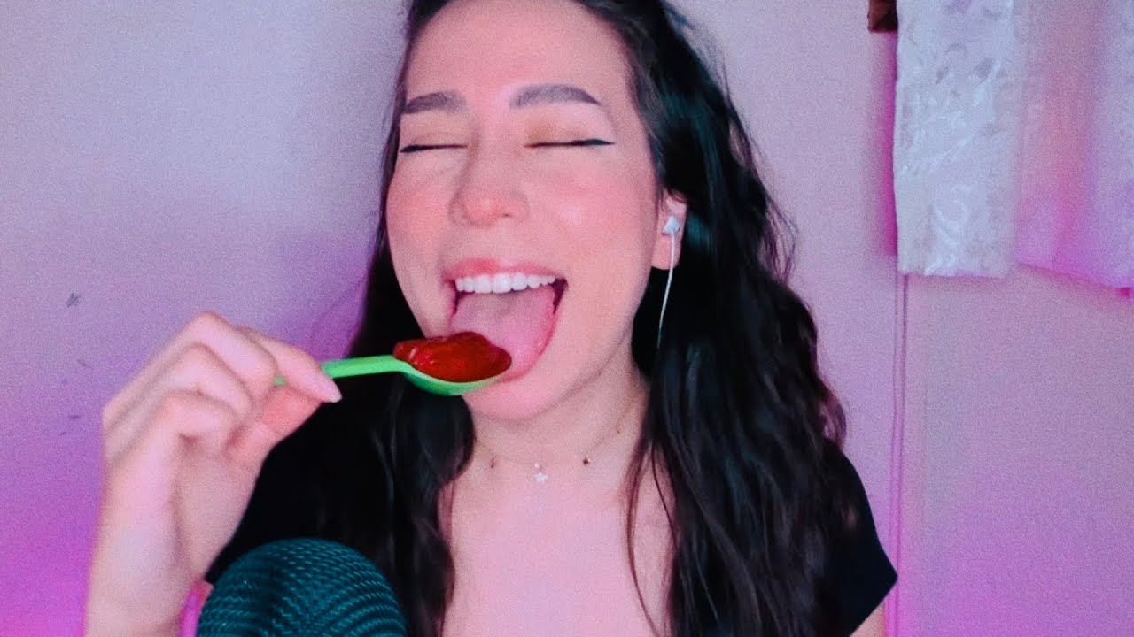 ASMR comiendo dulce mexicano 🇲🇽 paleta de chamoy - YouTube