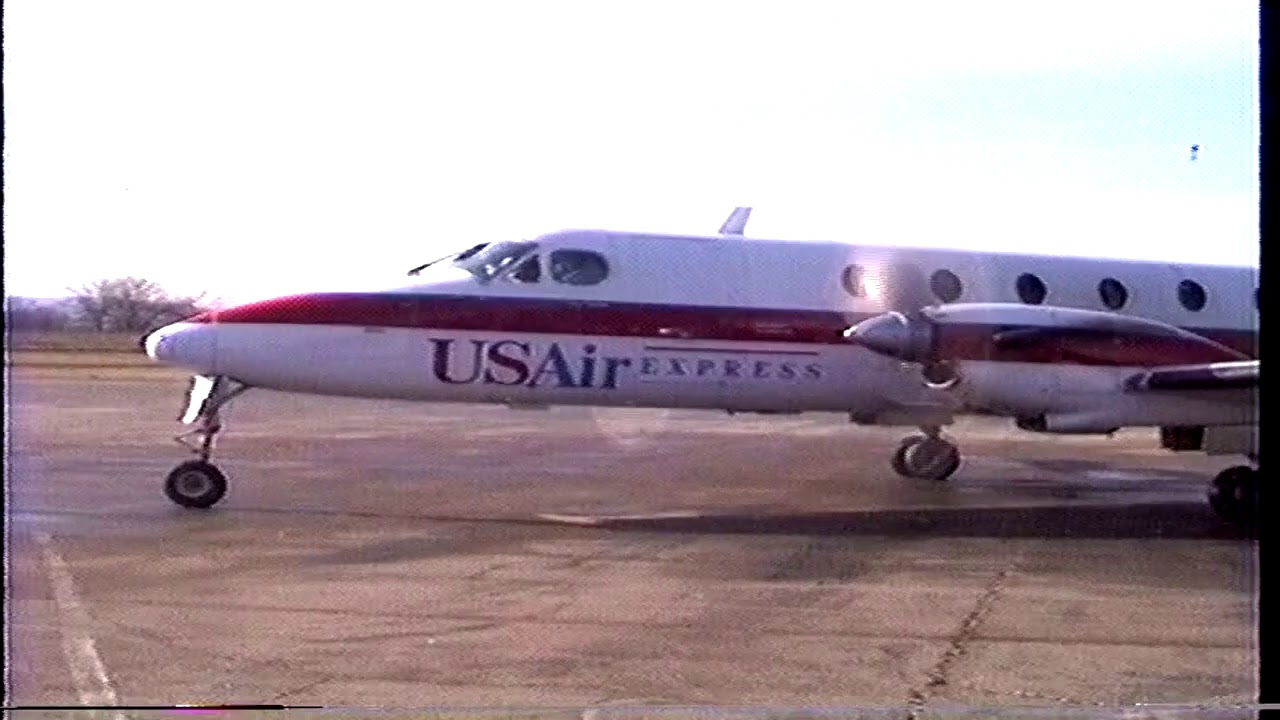 US AIR Express Beechcraft 1900C-1 turboprop leaves the Manhattan, KS ...