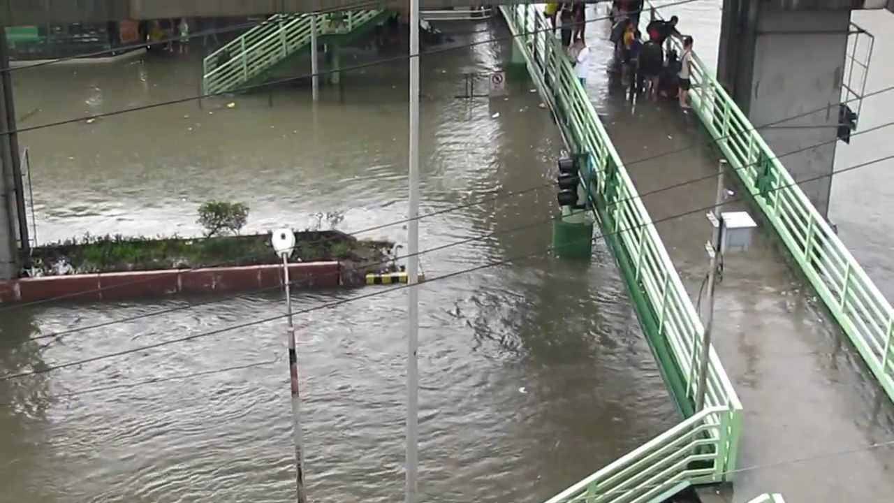 Heavy Rain/ Flash Flood @ Mezza / UERM/ SM STA MESA - YouTube
