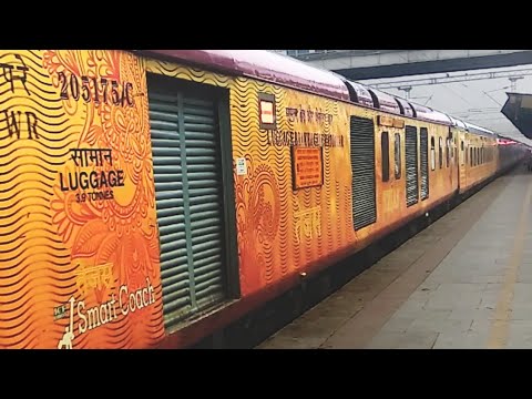 12954 August Kranti Rajdhani Express with BRC WAP-7 Arrived at Vapi - YouTube