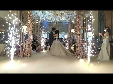 Wedding Kiss Wili dan Ana #wedding #kiss #dance #pyro #dryice #bubble