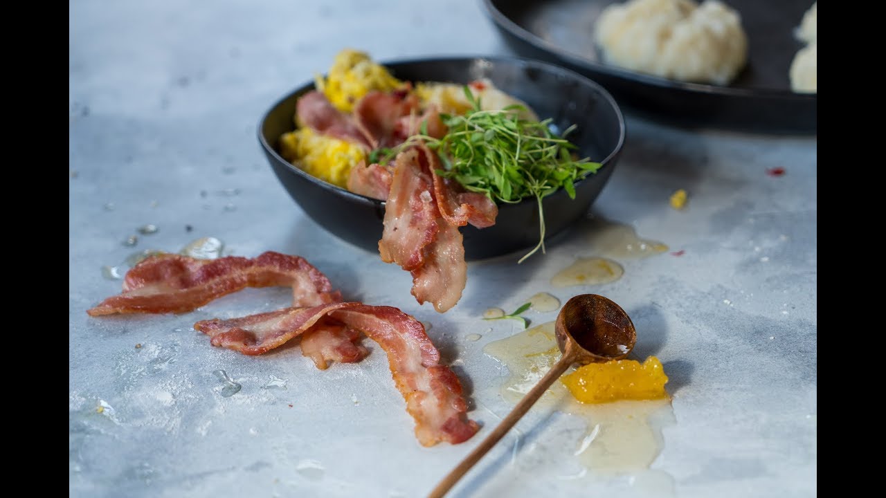 Topoi Buns and Crispy Bacon with Pineapple Jam, Coconut and Red Chilli ...